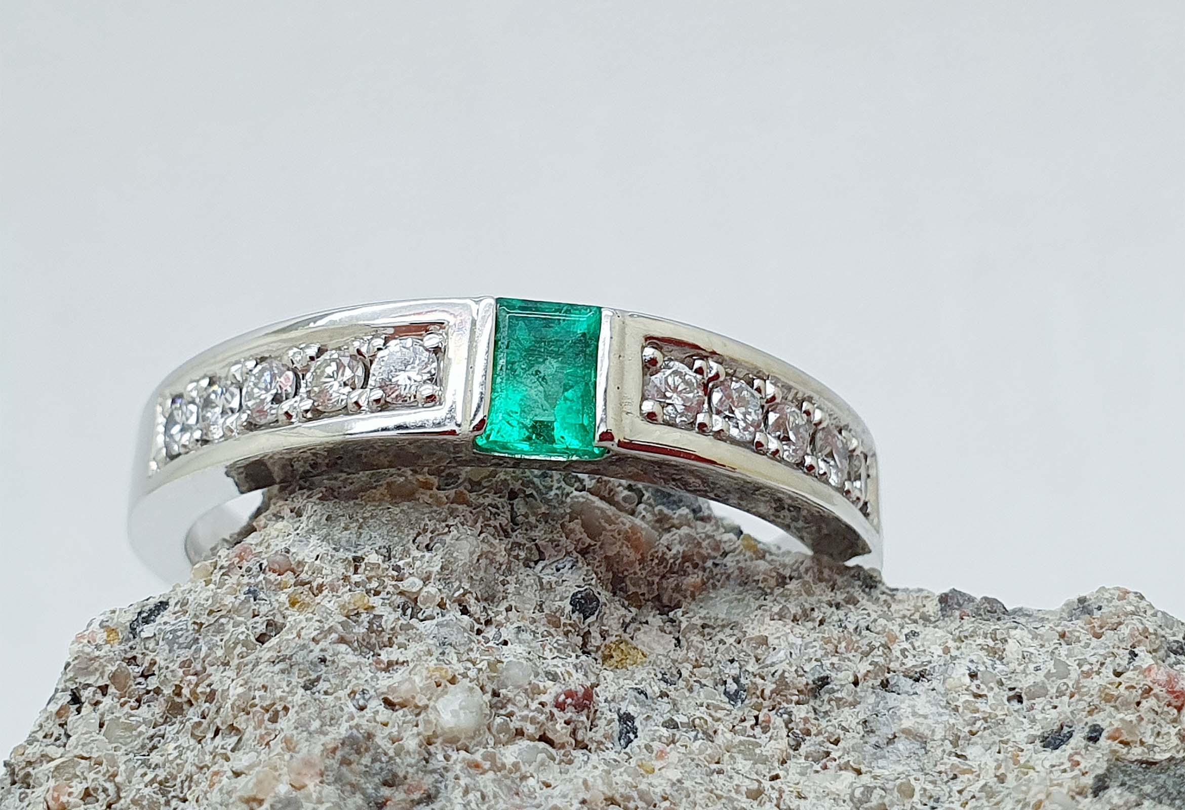 witgoud rails smaragd ring – Gert Hovius goudsmeden